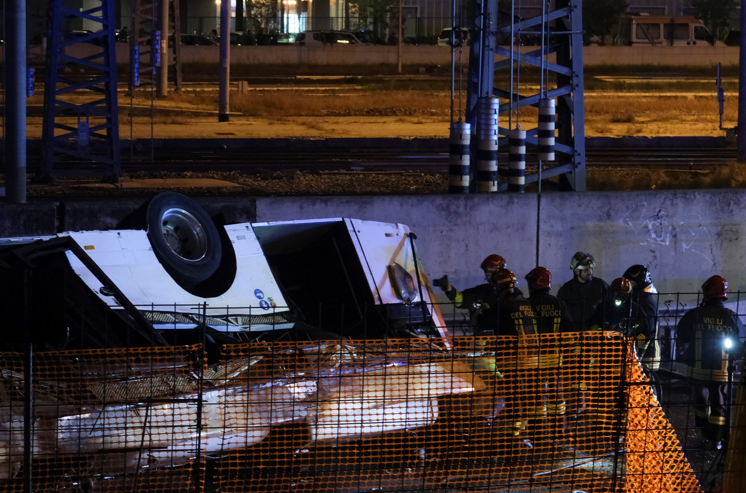 At least 21 dead after Italian bus carrying tourists falls from Venice ...