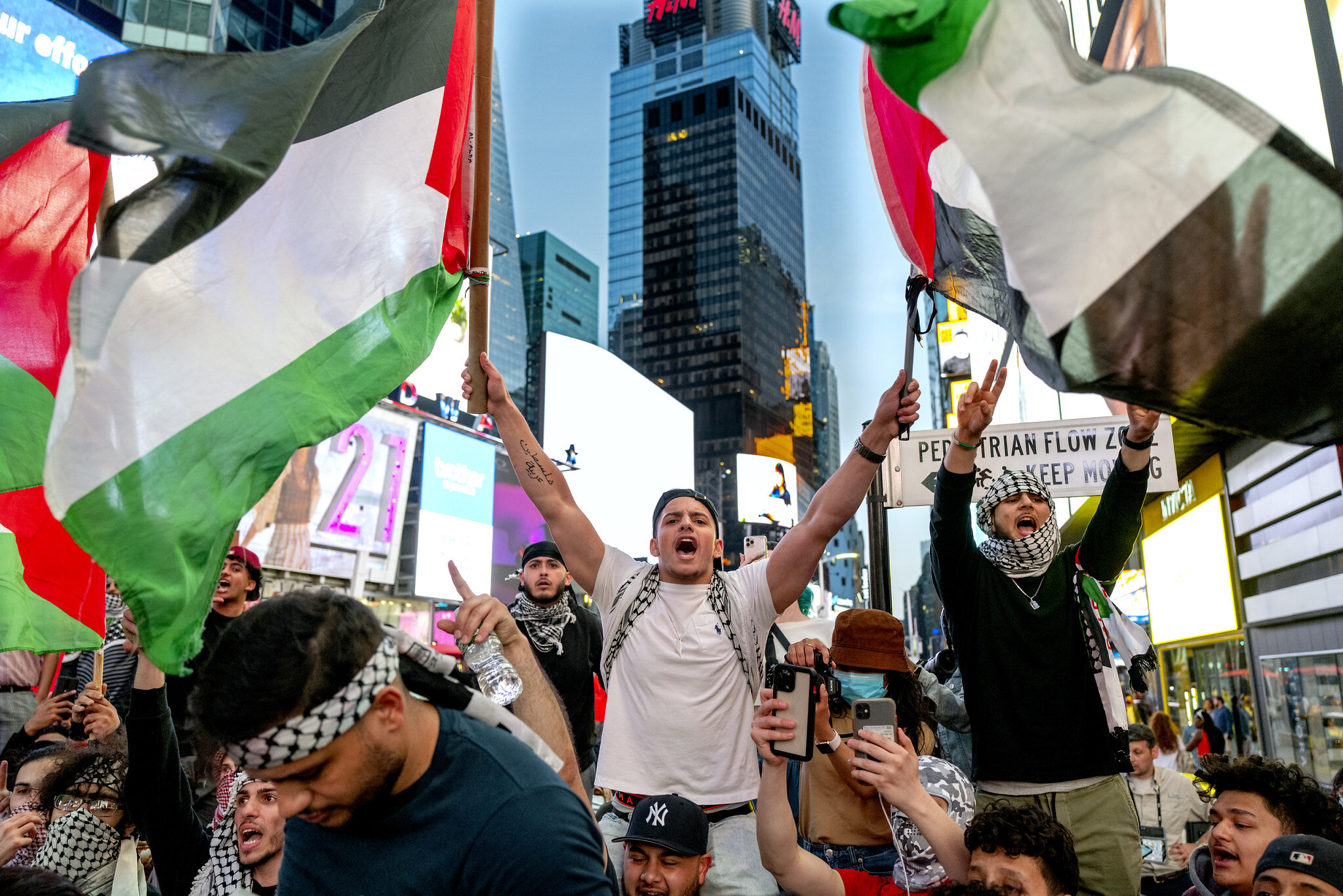 Thousands of pro-Palestinian protesters march in New York - HUM News ...