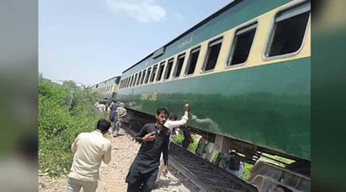 Lahore-Karachi Khyber Mail Express escapes accident - HUM News English
