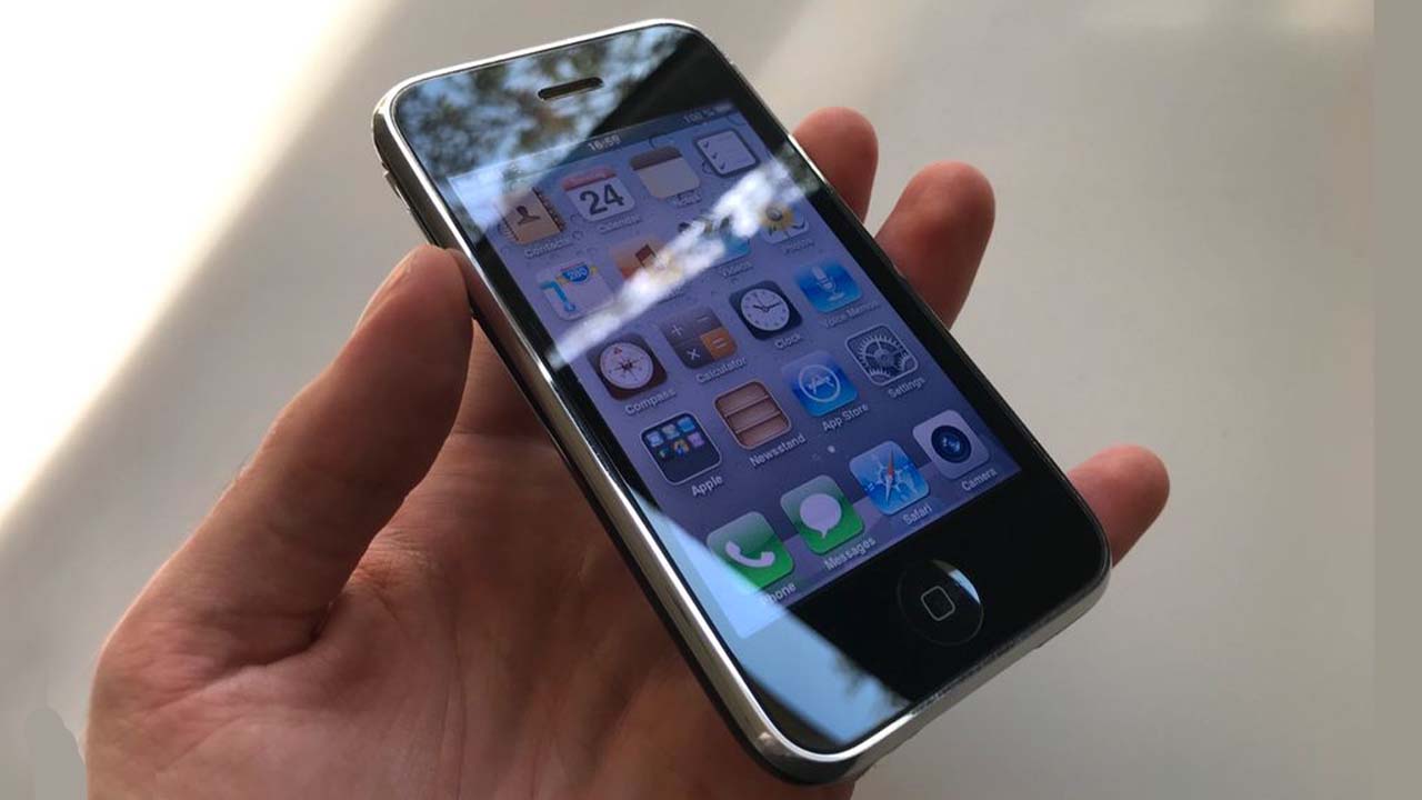 Lahore man offers fully functional 14-year-old iPhone 3GS for sale ...