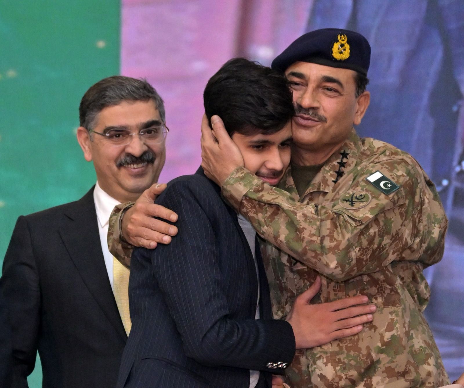"National Unity and Vigilance", COAS addresses Youth Conference - HUM ...