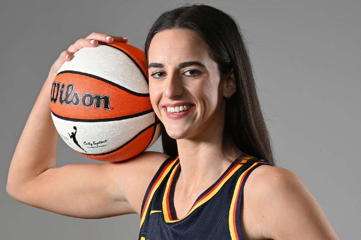 Caitlin Clark makes history, echoes legend Michael Jordan - HUM News ...
