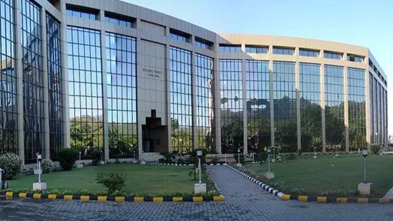 Govt to establish 10 new software technology parks by next year - HUM ...