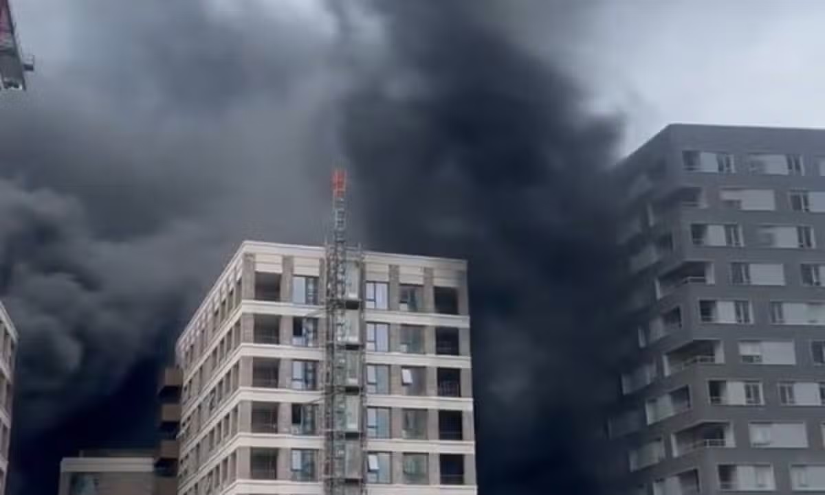 Canning Town fire: At least 7 hospitalised - HUM News English