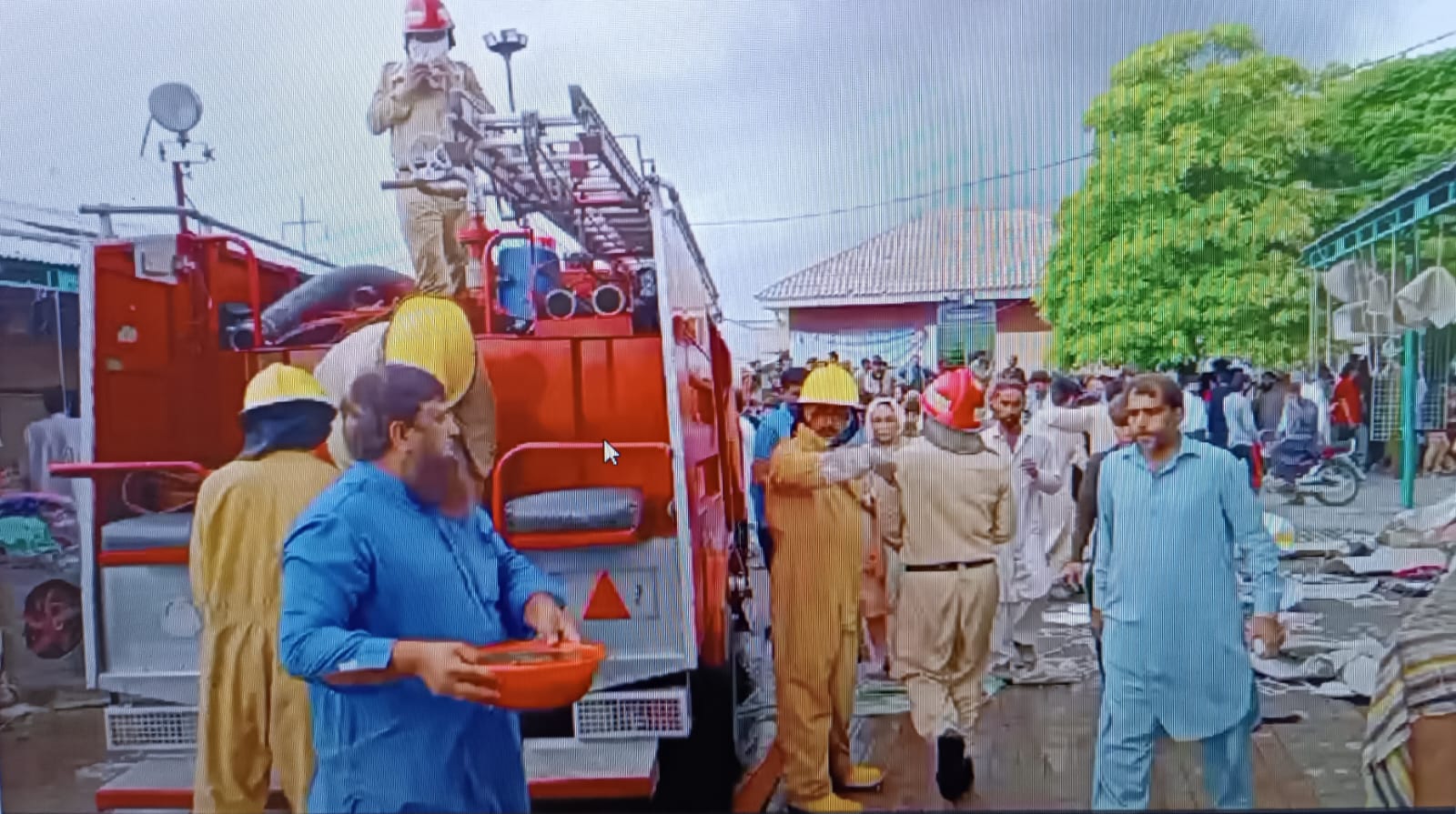 Fire at H-9 Itwar bazaar contained, more than 500 shops gutted - HUM ...