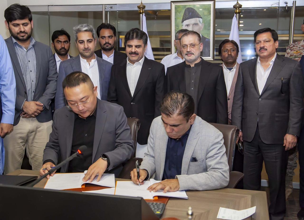 Chinese and Pakistani diplomats sign MoUs for five major projects - HUM ...