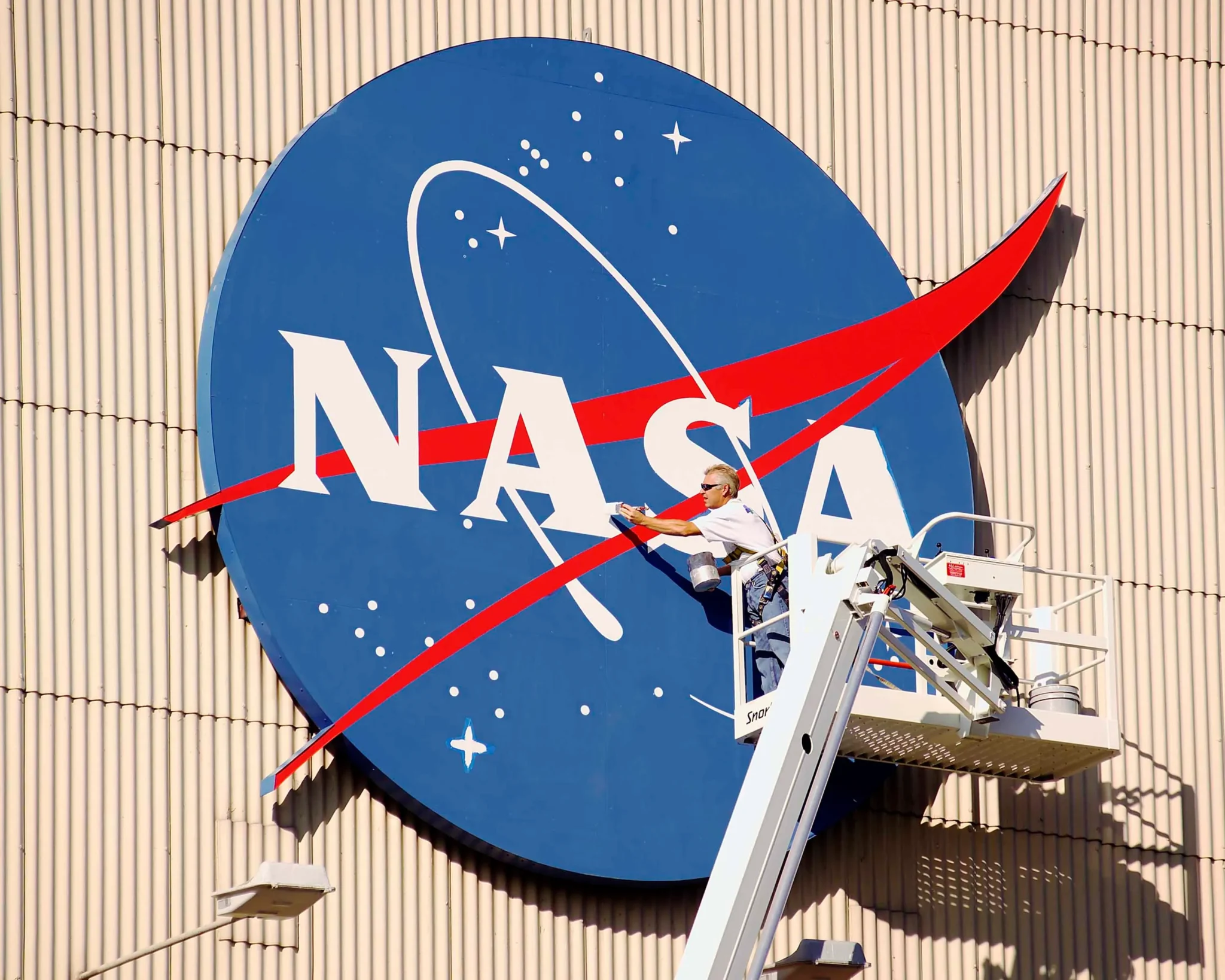 NASA eyes SpaceX, Blue Origin to cut Mars rock retrieval costs - HUM ...