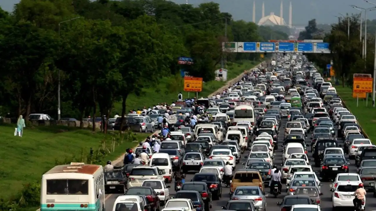 Security alert: Islamabad faces traffic chaos, Metro suspended - HUM ...