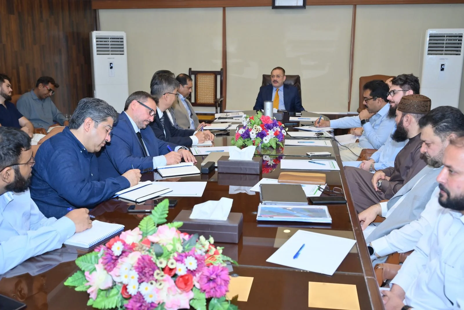 Karachi holds high-level meeting to review Red Line BRT progress - HUM ...
