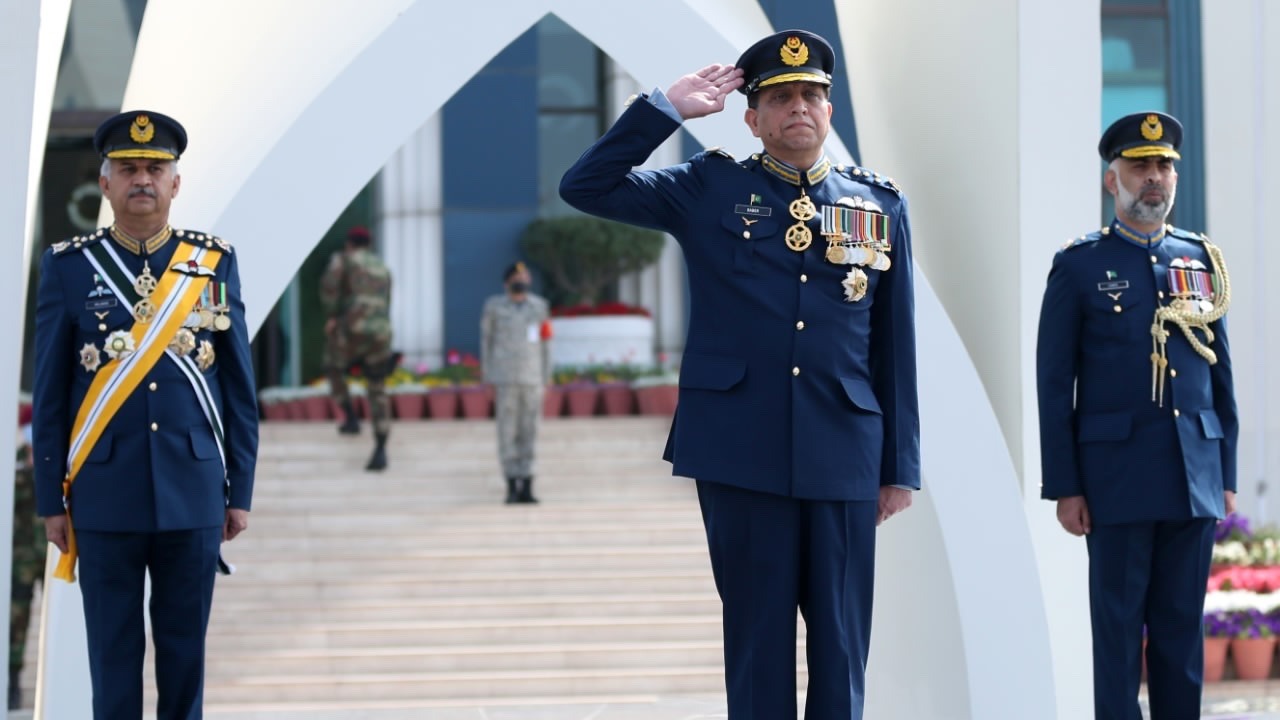 Why are Pakistan Army, Air Force and Navy salutes different? - HUM News ...