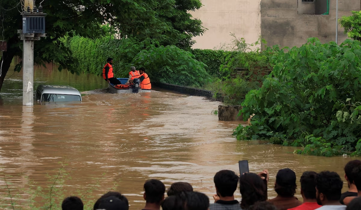 Floods kill 17, displace 600,000 across Punjab - HUM News English